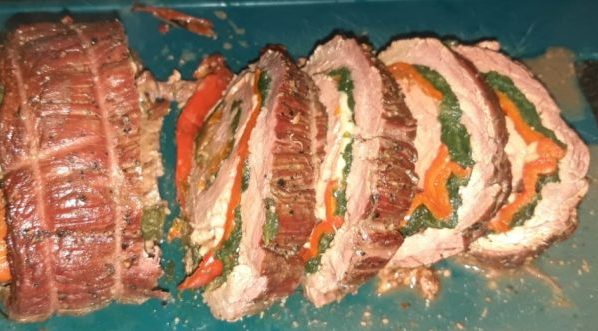 Heerlijke Kerst Procureur Rollade met noten Crumble en abrikozen saus ...