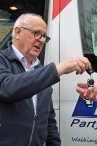 Henk van Hout nam afscheid van Buurtbus Helvoirt. - Digitaal dorpsplein ...